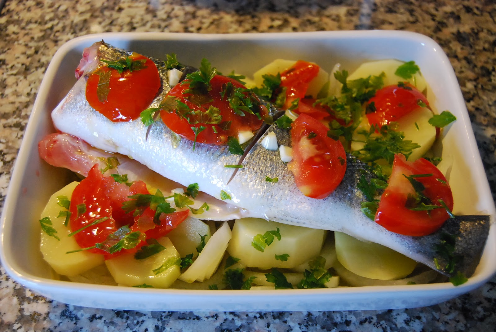 Com as mãos na massa: Robalo assado no forno com batatas, tomate e salsa