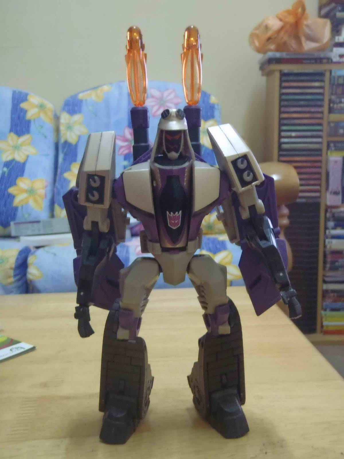 New Planet Cybertron: Transformers Review: Blitzwing (Animated Voyager ...