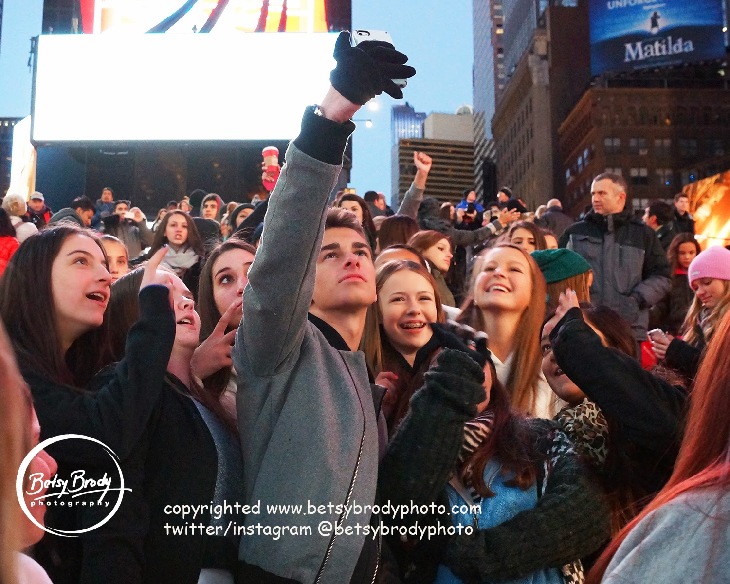 Betsy Brody Photography: New York City meet up in Times Square with ...