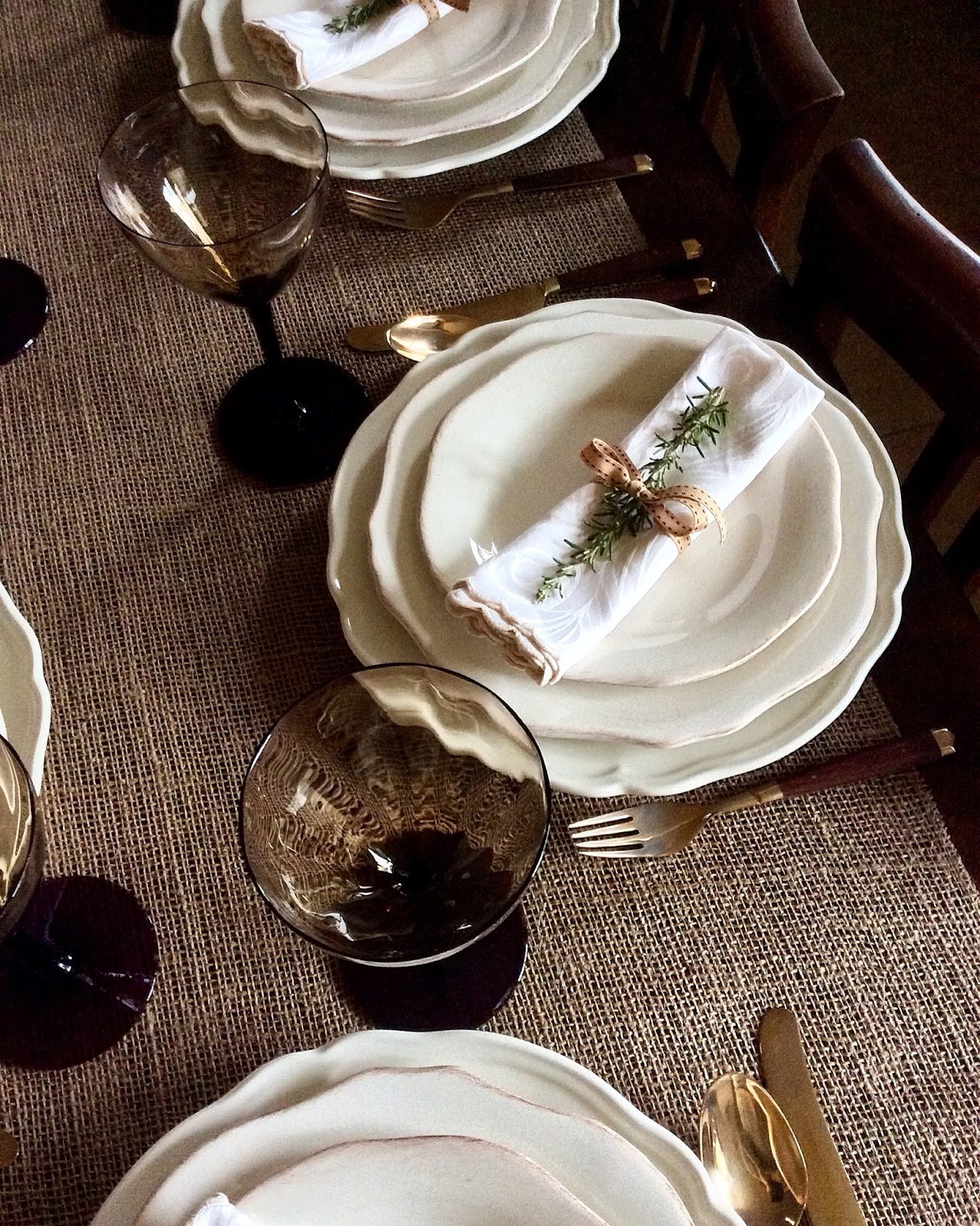 Una tavola rustica ma raffinata per una giornata di felicità | BRICIOLE ...