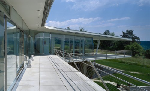 Wing-like Floating Platform Modern House Designs | Home Decorating