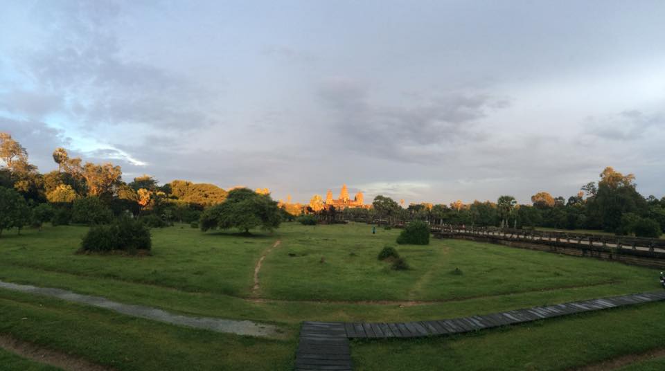 Cambodia Private Tour: Golden Angkor Wat in green season