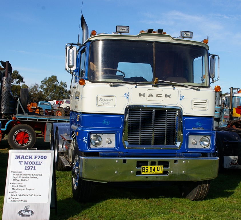 Historic Trucks: ATHS Truck Show at Echuca 2013 - Part 1 - Macks