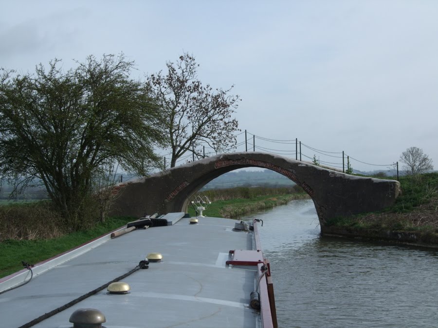 Halfie: Thin bridge near Braunston