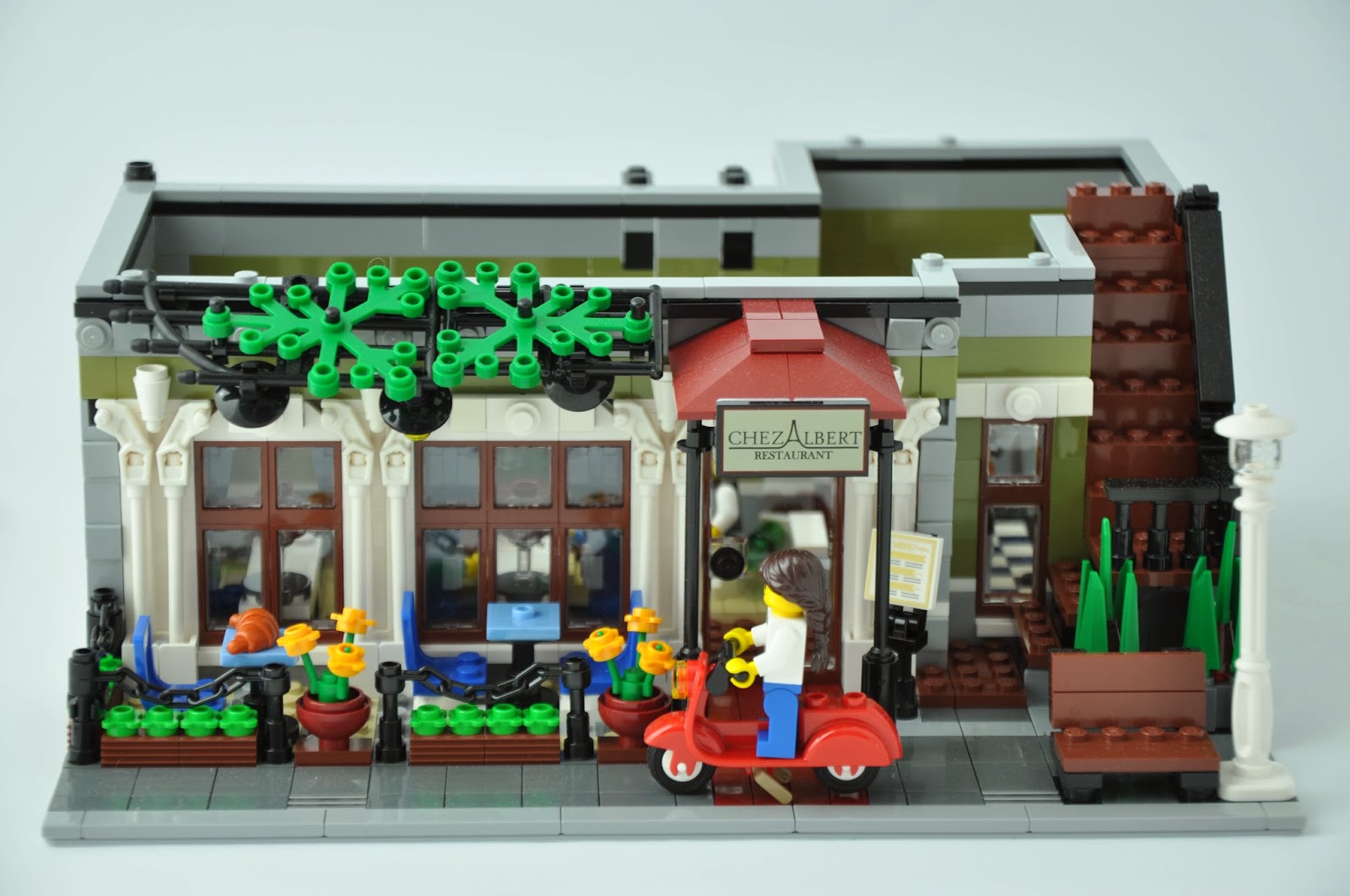 Oz Brick Nation: LEGO Creator 10243: Parisian Restaurant Review.