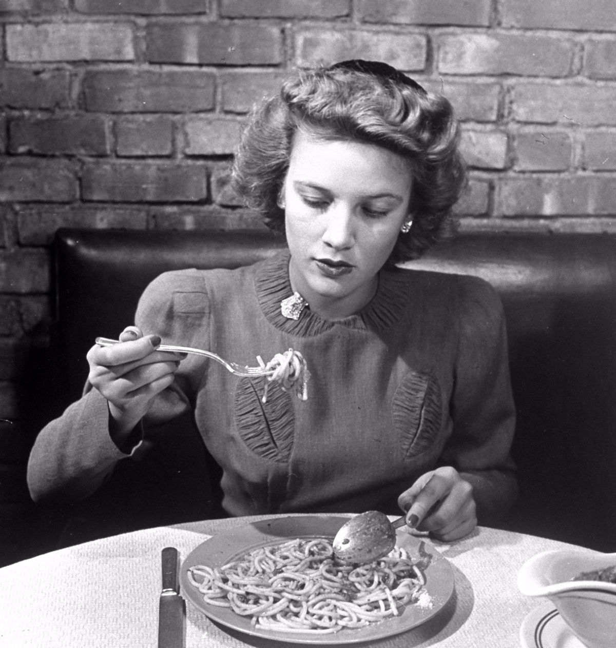 How to Eat Spaghetti Like a Lady in the 1940s. (Note: Slurping Is ...