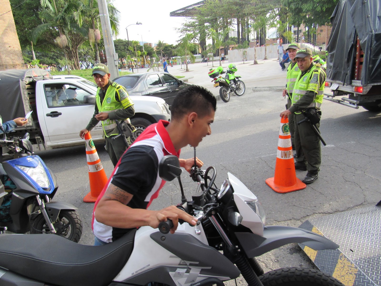 VIAJANDO EN MOTO: TT R 180 AKT