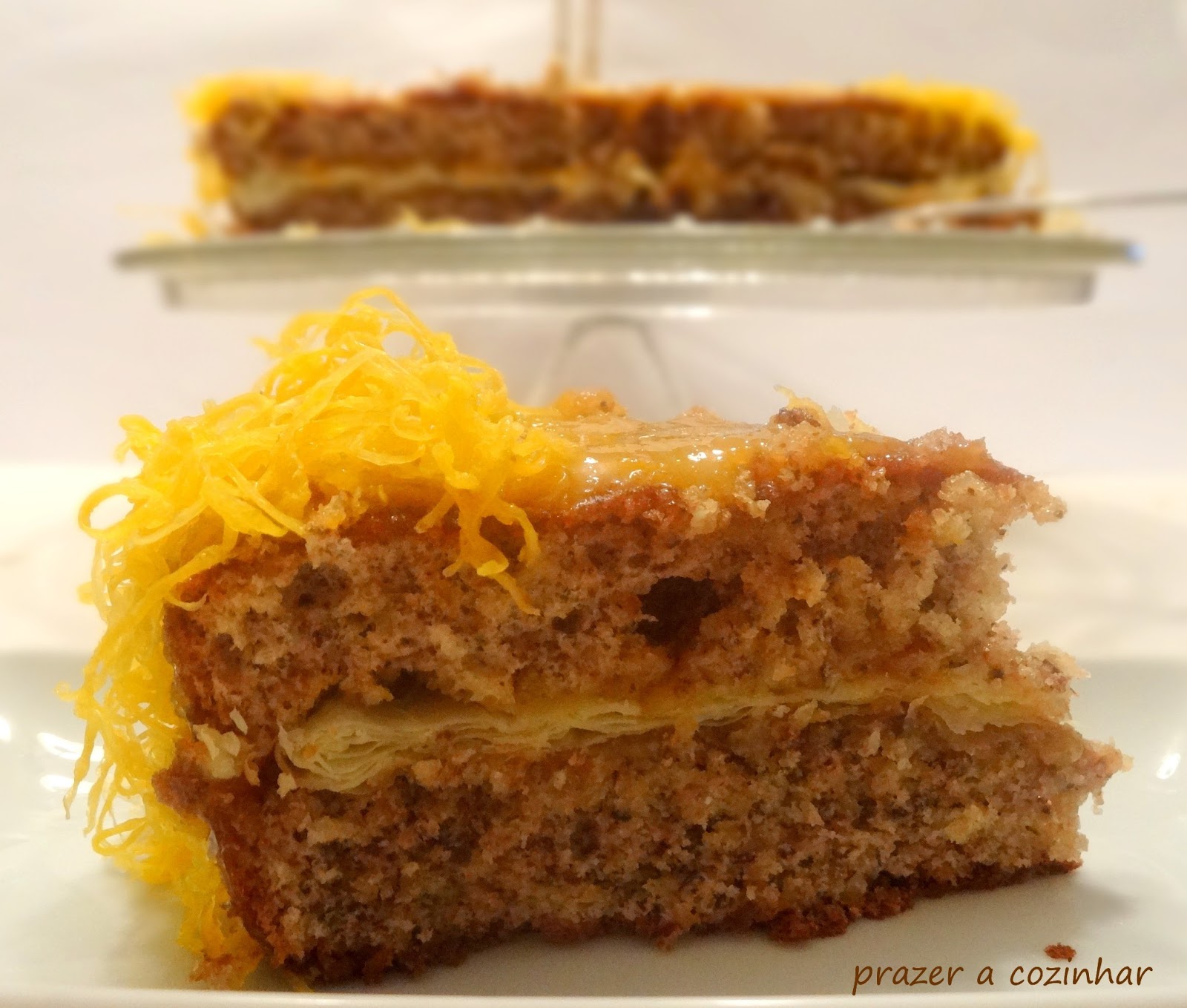 PRAZER A COZINHAR: Bolo russo com massa folhada e ovos moles