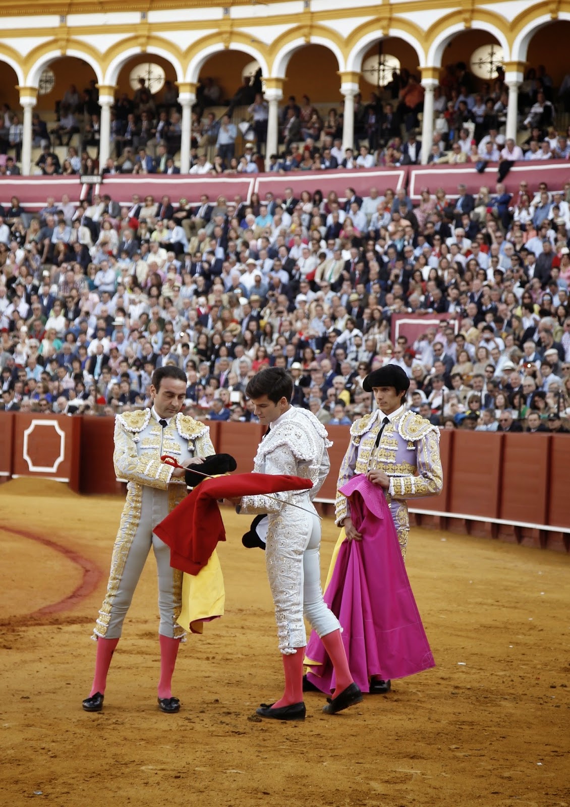 Gelán Noticias: TOROS EN SEVILLA.- Solitaria vuelta al ruedo de José ...