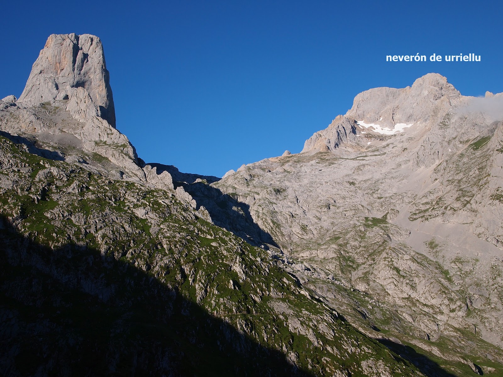 Cumbres de la Cordillera: neverón de urriellu