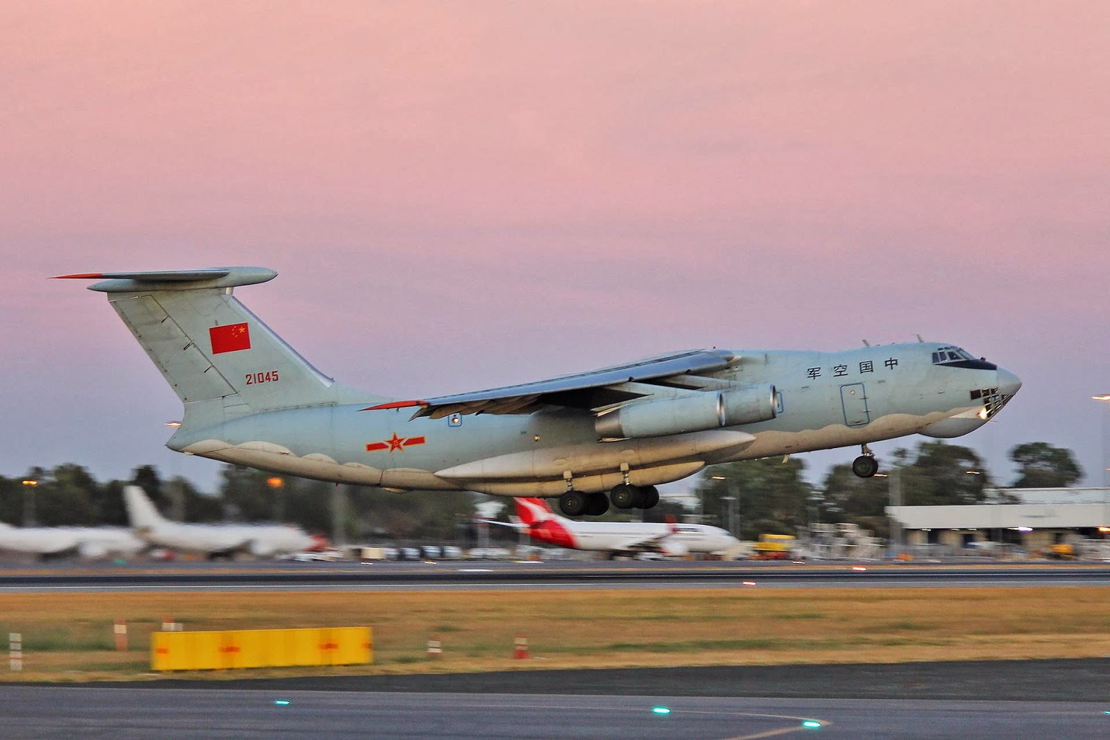 Perth Airport Spotter's Blog: PLAAF IL-76 21045 sunrise departure to ...