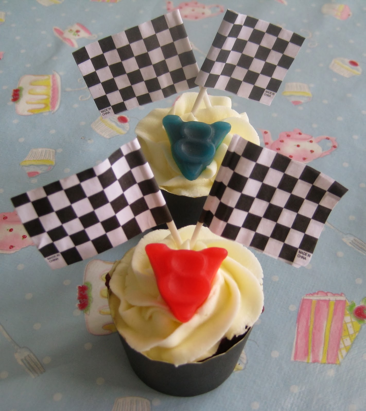 Kiwi Cakes: V8 Racing flag cupcakes