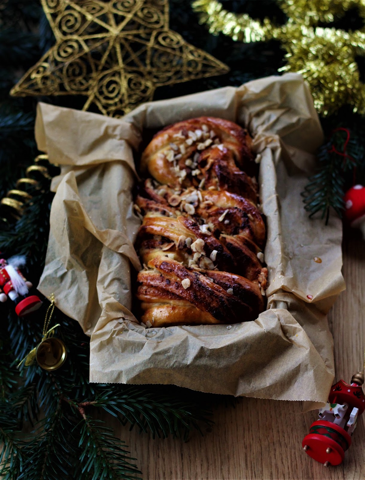 Jule-babka med marcipan, chokolade og hasselnødder