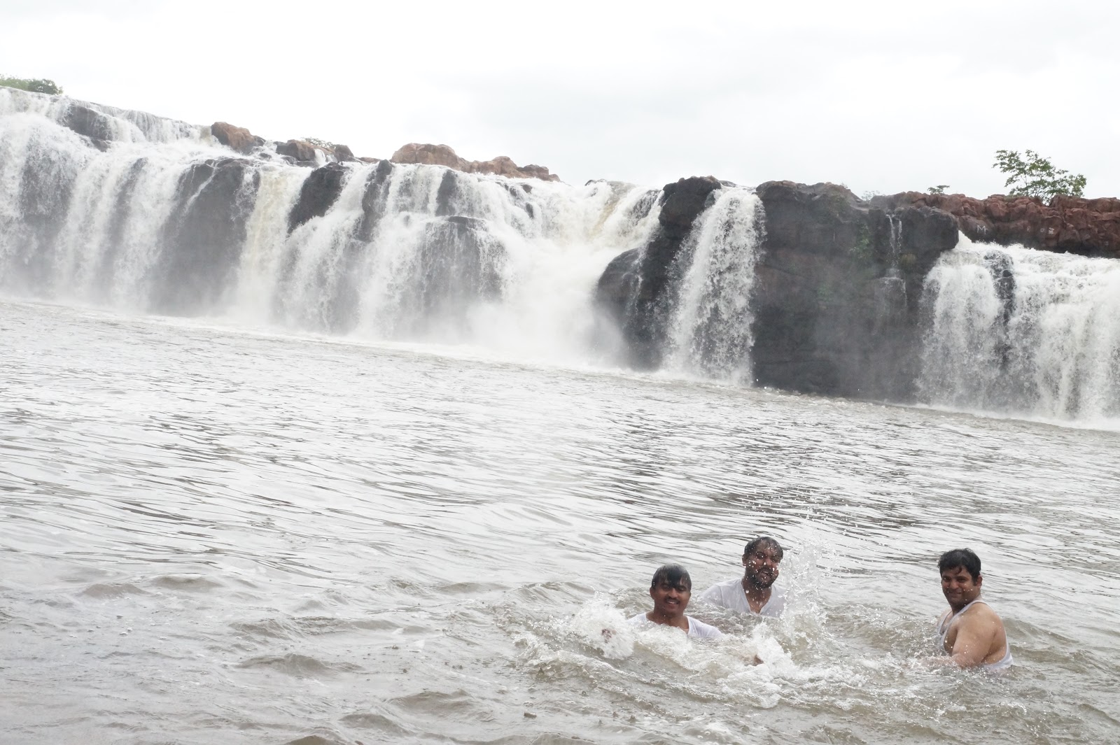 బొగత జలపాతం - Bogatha Waterfalls: Nayagara Waterfall near Chikupally ...