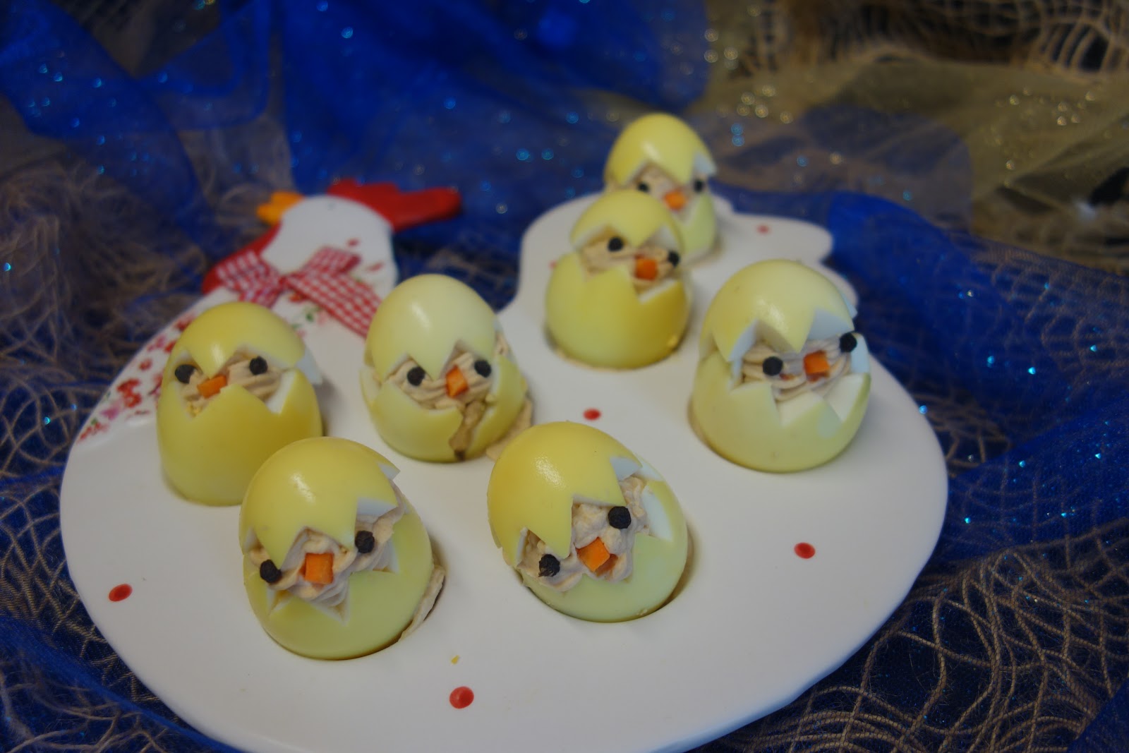 Oua umplute -colorate in turmenic