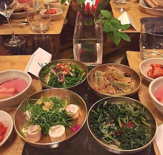 Gisele Bundchen tries some Korean food