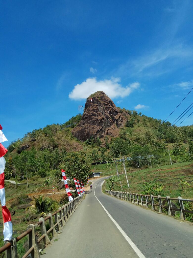 keindahan waduk wadaslintang