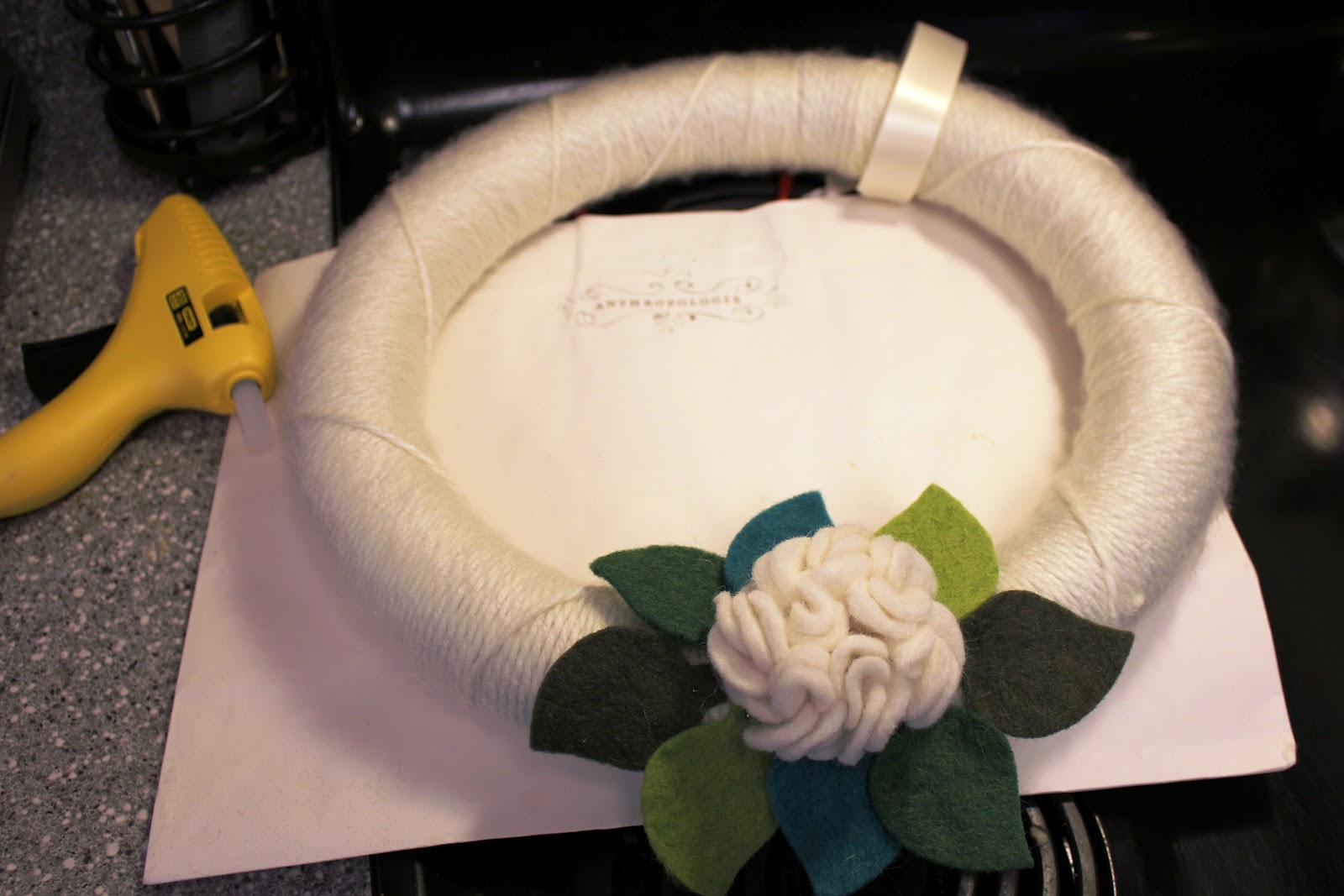 PeaHen Pad: White yarn wreath