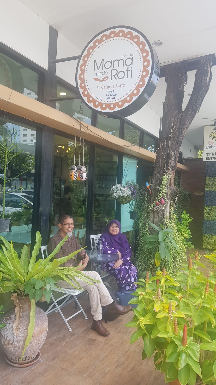 Mama made Roti & Icon Siam | Life Is Beautiful