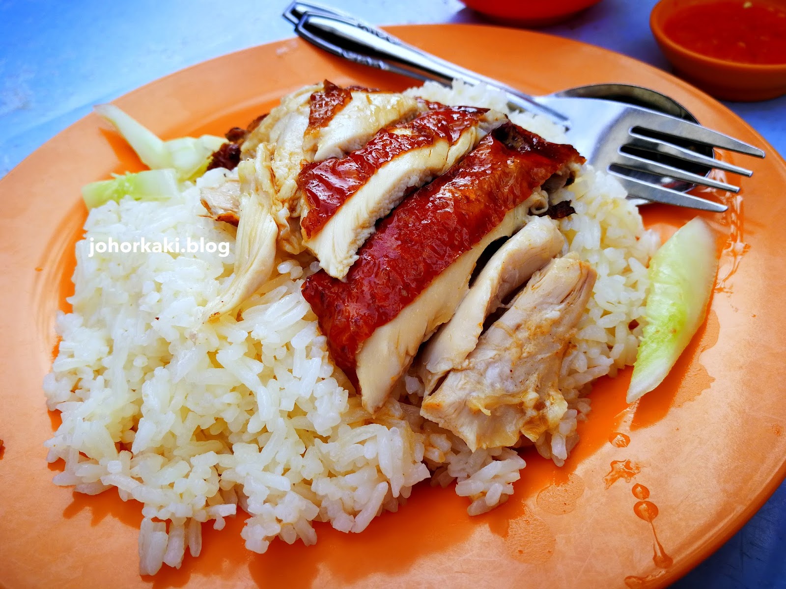 Cheap & Good Chicken Rice at Kim Kooi Kopitiam. Pelangi JB 怡保仔燒雞飯 |Tony ...