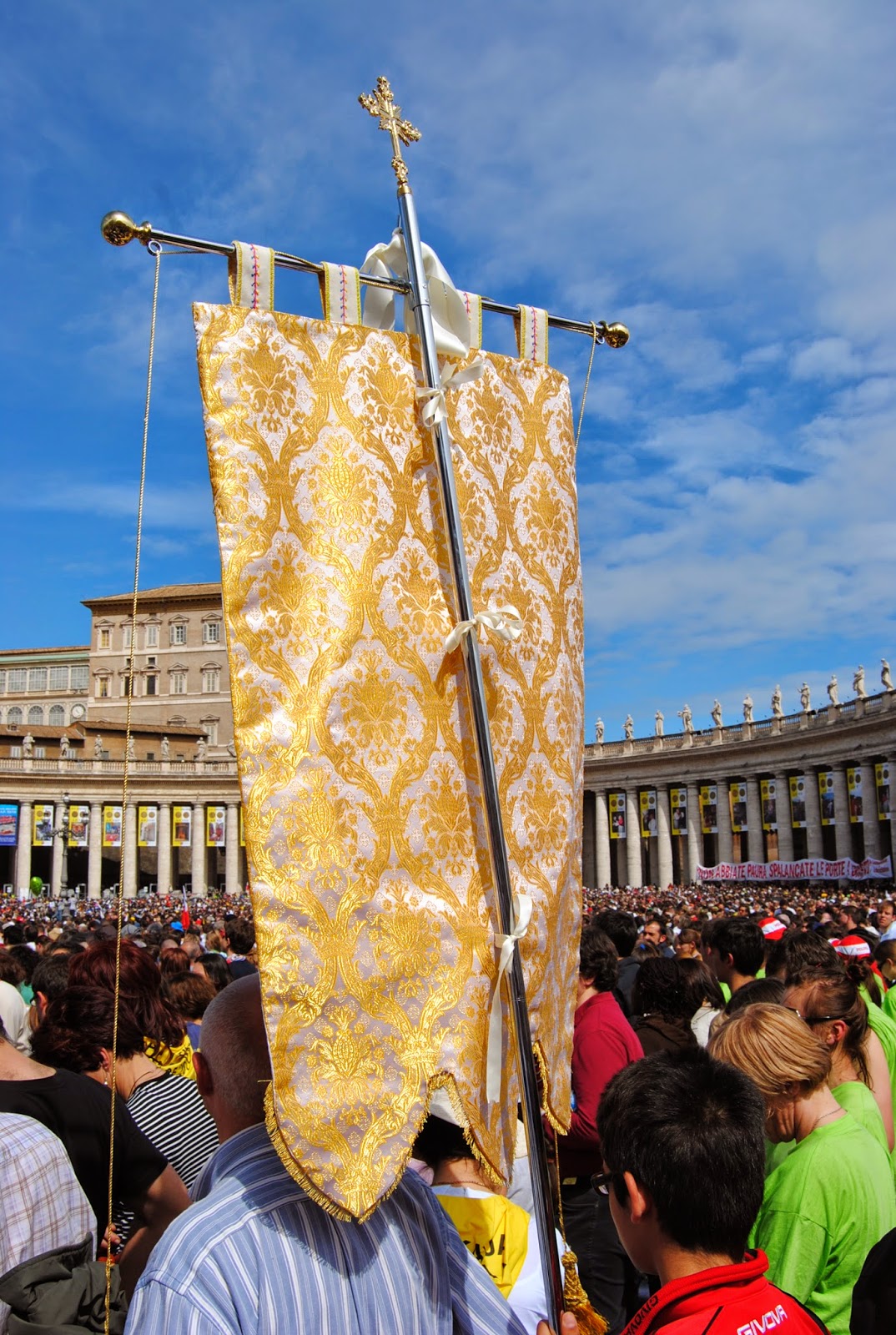 Orbis Catholicus Secundus: Processional Banner in St. Peter's Square