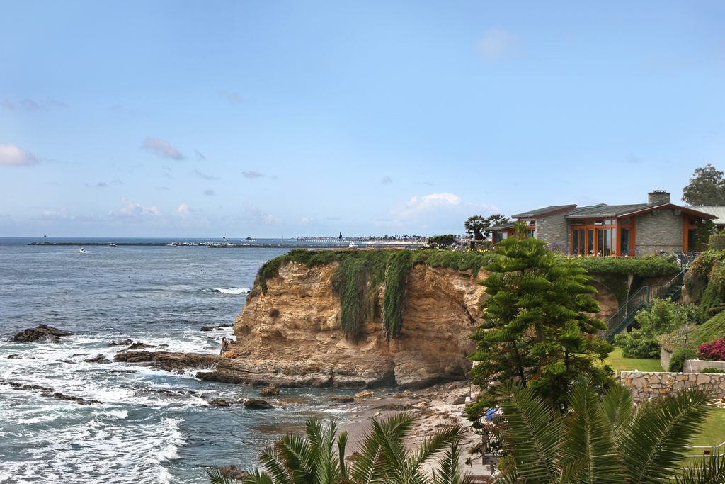 DECORATION: FALEZ...