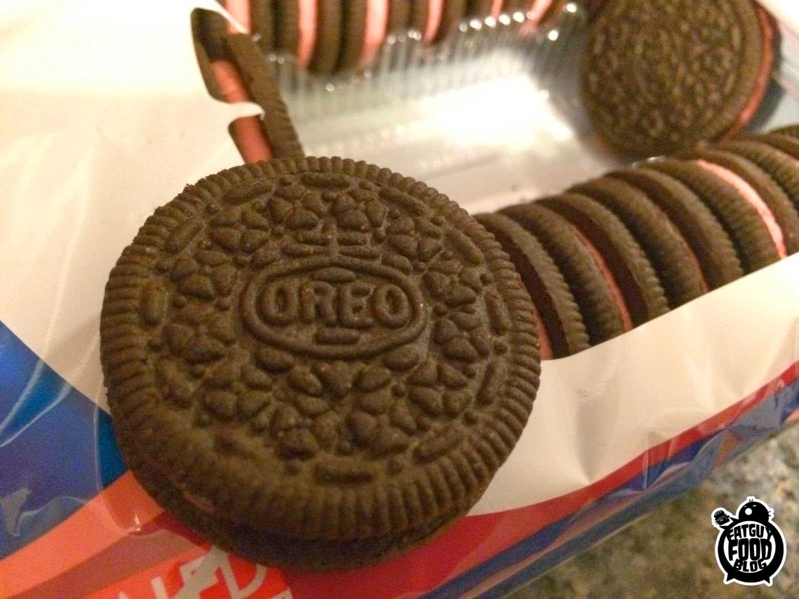 FATGUYFOODBLOG: Fruit Punch AND Berry Oreos!