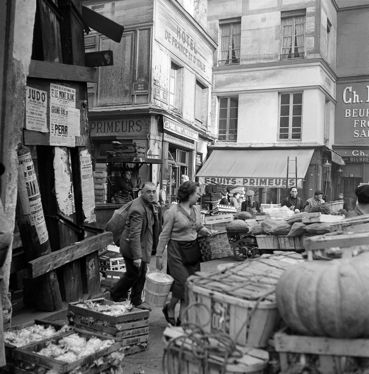 28 Vintage Photographs Documented Everyday Life at Paris's Central ...