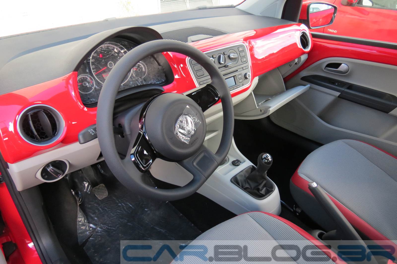 Volkswagen up! - detalhes do interior em fotos e vídeo