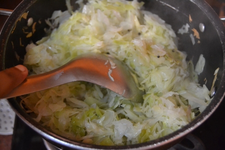 Vaniensamayalarai: Cabbage Poriyal / Muttakos Curry