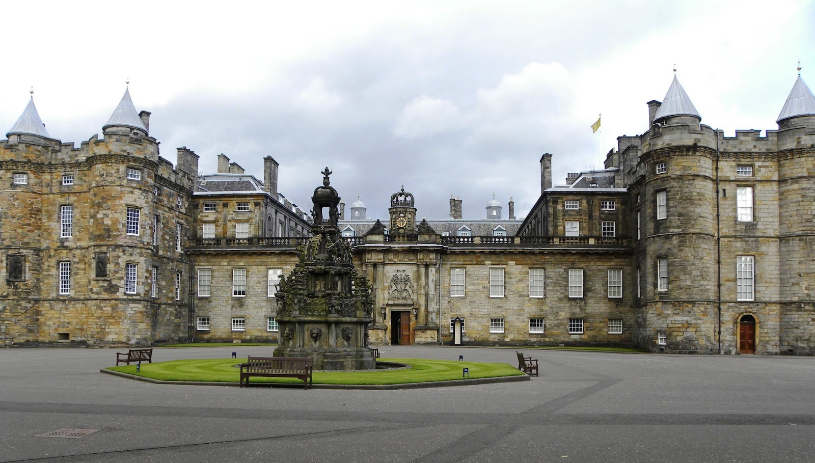 The World According to Barbara: EDINBURGH CASTLE, HOLYROODHOUSE PALACE ...