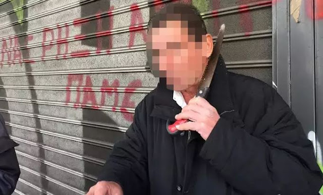 ΑΥΤΟΣ ΕΙΝΑΙ Ο ΑΝΤΡΑΣ ΠΟΥ ΜΕ ΤΟ ΠΡΙΟΝΙ ΣΤΟ ΛΑΙΜΟ ΑΠΕΙΛΟΥΣΕ ΝΑ ...