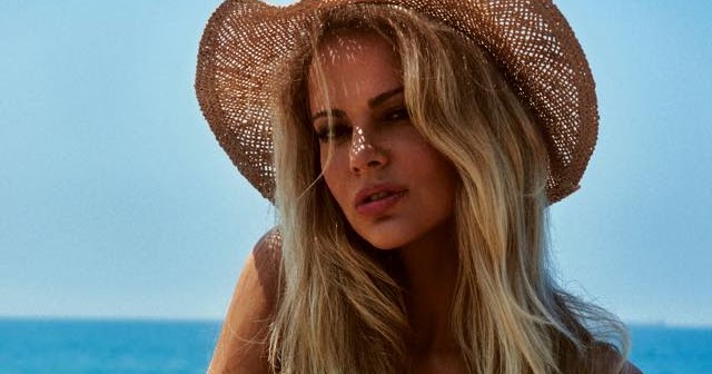 Beth Williams - Beach Vibes - hottyImages