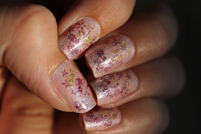 Petras Snicksnackiga blogg: Dagens nagel, läsa tidningen, outfit ...