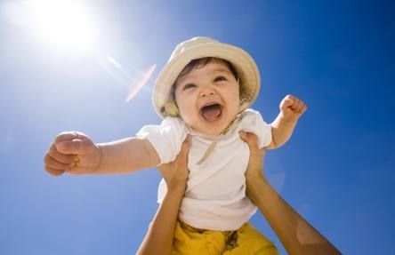 Guia Materno: Entenda porque os bebês devem tomar sol