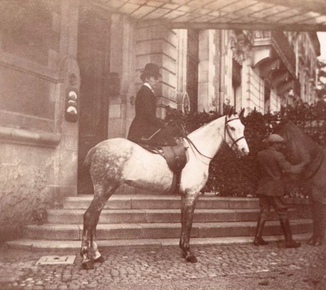 22 Amazing Vintage Photographs of Women Riding Side-Saddle From the ...