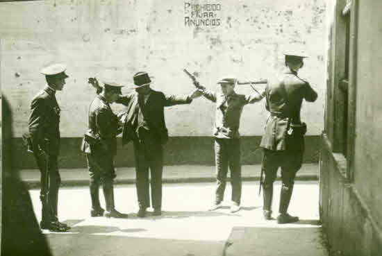 Una historia de la Policía Nacional.: Control de identidad y cacheo