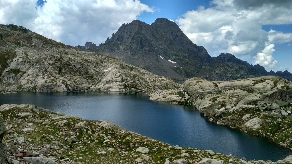 Caminar cada día...: Tormenta sobre los ibones de Arriel