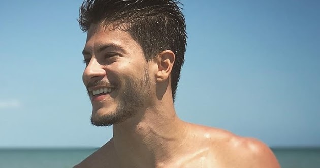 Arthur Aguiar só de sunga exibindo volume - Volume na Cueca