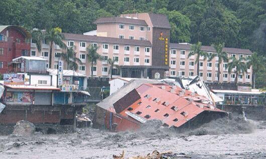 Photos: Powerful typhoon hits Taiwan. 6 dead, over a 100 seriously injured