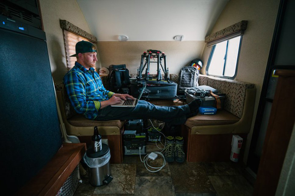 A vida de um fotógrafo nômade em sua viagem sem fim ~ Resumo Fotográfico