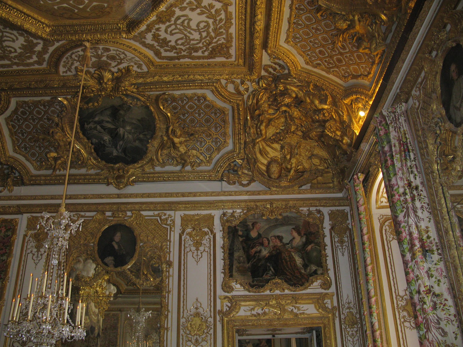 ISTANBUL AIRSIDE: The Queen’s Chamber / Palace of Versailles