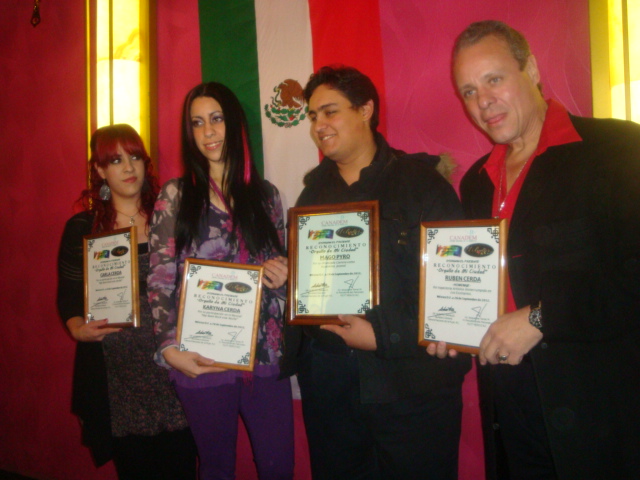 ZONA DE FAMOSOS: CARLA CERDA Y ALFREDO ADAME CON RECONOCIMIENTO EN MANO