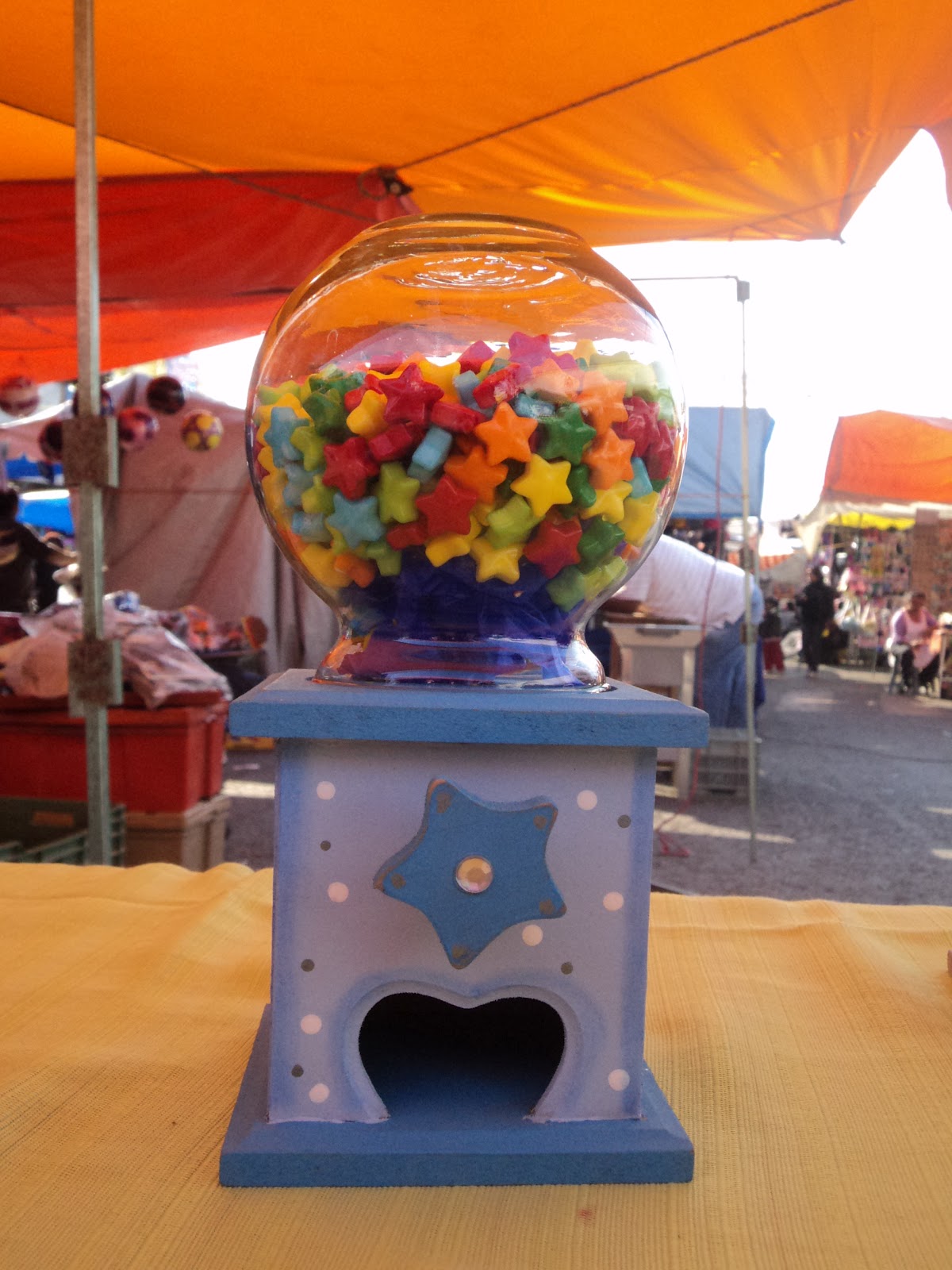 Detalles: chicleras de madera decoradas