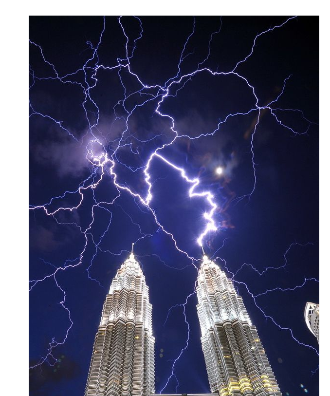 Gambar Keren Ketika Kilat Petir Menyambar Menara Tinggi di Dunia ...