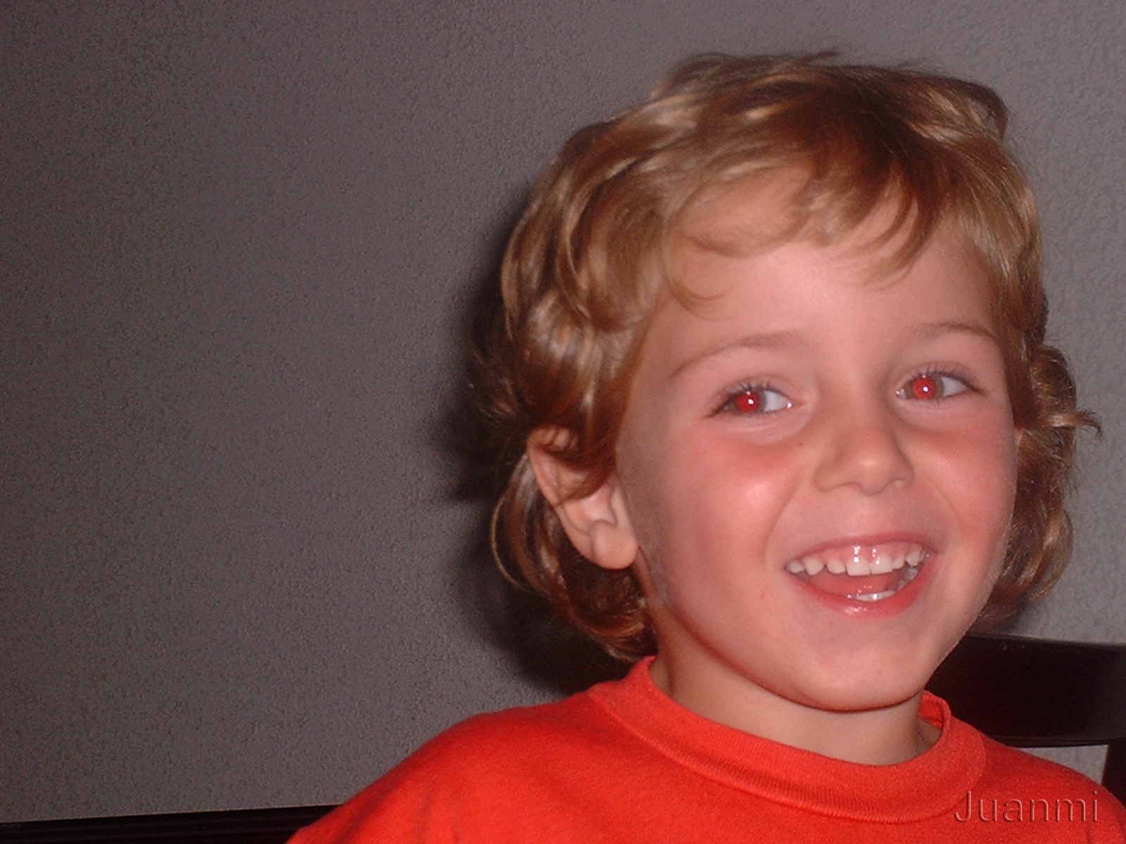 tecnologías de la información: Mili y ojos rojos