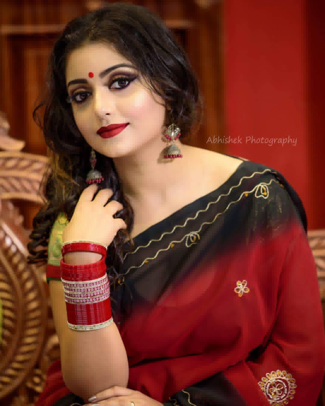 Hottest Internet Sensation Rupsa Saha: Stunning Saree Image Collection ...