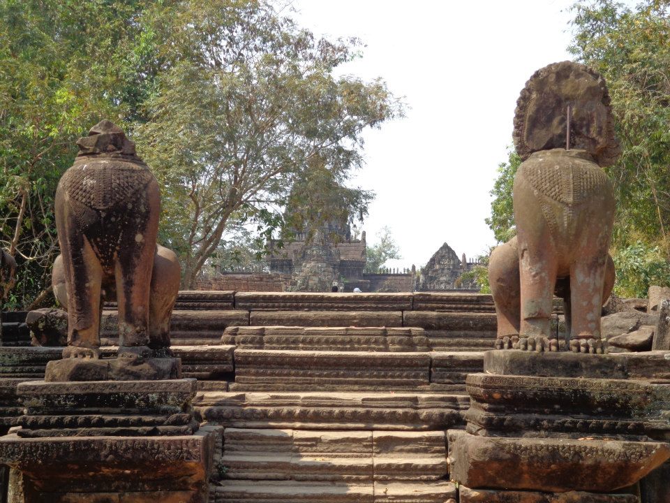The Intricate Carvings of Banteay Srei & The Ruins of Banteay Samre ...
