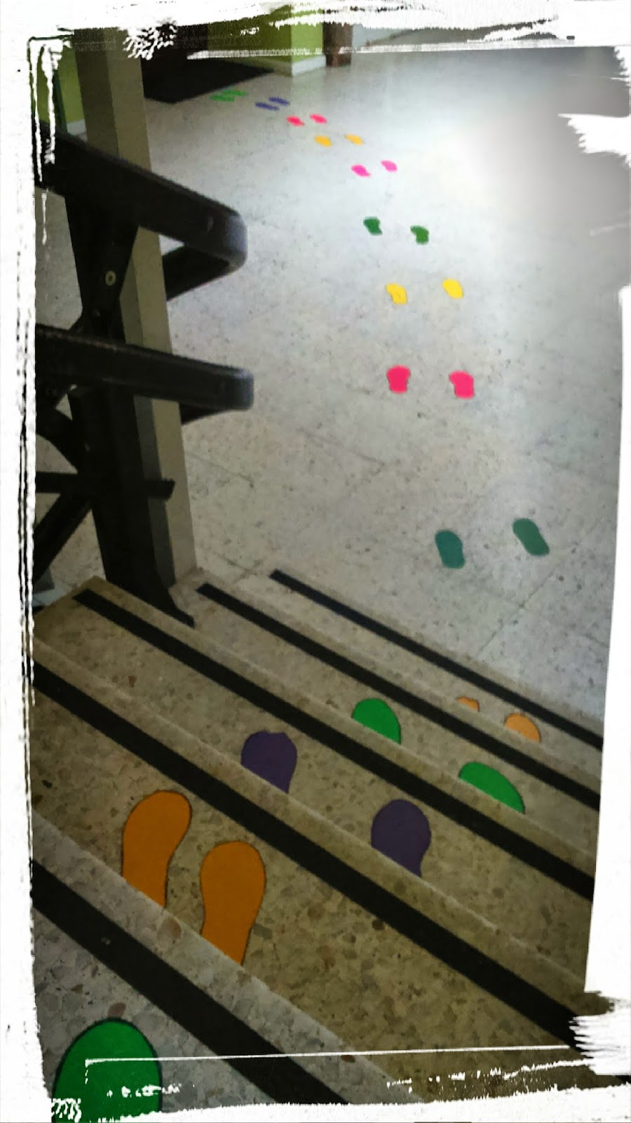 Cosas del puente: ¿Dónde llevan las pisadas que han aparecido por el cole?