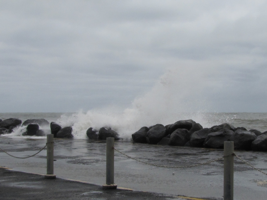 photographing New Zealand: angry sea